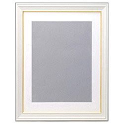 ホワイトパールの気品と輝き。肖像写真をステキに演出するフレームカラー。本来、肖像写真額は画一的な色合いが主でしたが、美しいパールホワイトのこのフレームはよりお写真を引き立てます。金のラインが優美です。格調あるインテリア的フレームですので、様...
