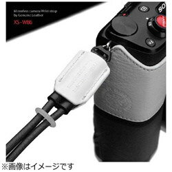 ■ミラーレスカメラ用につくられた本革カメラリストストラップ。■ベルトの位置が調節できるので、手首によりフィット。落下防止に役立ちます。■ストラップ全長：185mm■ストラップ：幅20mm×厚さ5mm※取り付け部に両端を折り返して装着するため...