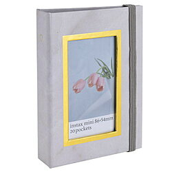 ■表紙の窓の箔押しが額縁のようになっていて、お気に入りの1枚を飾ることができます。■カード/チェキ/名刺などが20枚が収納できます。縦に収納でき、写真が映える黒台紙で写真が見やすいです。■表紙の印刷柄は大理石風のテクスチャーを使用しているの...