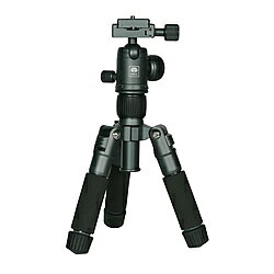 脚を180°反転して縮長18cmに収まる4段のテーブルトップ三脚で、質量0.8kgと荷物になりません。耐荷重10kgと小型ながら余裕があるため、アウトドアでのマクロ撮影や卓上でのVlog撮影に向きます。重量わずか0.8kg、非常にコンパクト...