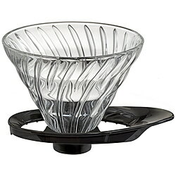 V60耐熱ガラス透過ドリッパー02は、円錐形の形状と大きな1つの穴、スパイラルリブが特徴のドリッパーです。耐熱ガラス製で、抽出過程を目で楽しむことができ、不透明なマグカップでもコーヒーの量が見やすいデザインです。コーヒー豆の旨味をしっかりと...