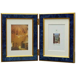 同じ大きさのフレームを併せて使うタイプです。大理石調の4色と木目調の2色を取り揃えています。【製品仕様】■外寸：352×224mm■内寸：128×178mm（左右同様）■窓寸：118×168mm（左右同様）■重量：590g■パッケージ：かぶ...