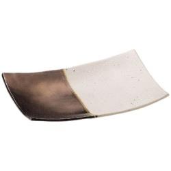 上品なゴールドホワイトの奏 長角皿（21cm）。電子レンジや食洗機にも対応しているので、普段使いに最適です。材質陶磁器入数1枚仕様1形状：長方形仕様2色：ゴールドホワイト上品なゴールドホワイトの21cm長角皿。電子レンジ・食洗機対応で使いや...