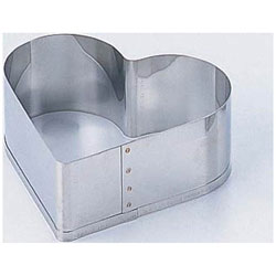 画像はイメージの場合があります。あらかじめご了承ください。18-8ステンレス製のハート型セルクルリングです。12cmサイズで、刃付きなので綺麗に仕上がります。ケーキやゼリー、ムースなどのデコレーションに最適です。12cmのハート型セルクルリ...