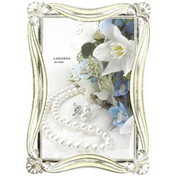 【製品仕様】外寸：129×180内寸：103×153窓寸：94×145材質：亜鉛合金、クリスタル、エポキシシルクのリボンをふんわりとあしらったような清純さ。