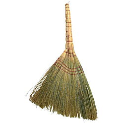 ■イネ科の一年草キビの穂先を束ねて作っているほうきです。■持ち柄の部分もキビでできており、持ちやすく使いやすい座敷ぼうきです。【仕様】・幅（mm）： 480・長さ（mm）： 850【材質／仕上】・キビ【注意】・天然素材を使用のため、多少サイ...