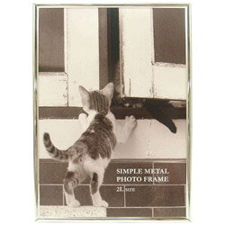 シンプルデザインのメタルフォトフレーム■フレームカラー：シルバー■収納プリントサイズ：2Lサイズ1面【製品仕様】■フレーム外寸：129×180■窓寸：118×170■重量：245gシンプルデザインのメタルフォトフレーム