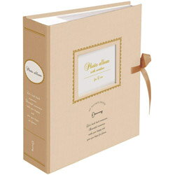 ・L判2段200枚収納・背角製本で仕上げた、表紙の窓がかわいいポケットアルバムです。・リボンがデザインのポイントとなり、結べば扉を閉じたまま立てて飾れます。・表紙にはお気に入りの1枚を入れて飾っておくことができます。・台紙は変色しにくい中性...