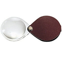 ■おしゃれな革ケースに収められたハンディルーペ。携帯して外出先で使うのに適した倍率とデザインのルーペです。■PXMレンズ、デュプレックス多層コーティング本体重量約45gおしゃれな革ケースに収められたハンディルーペ。携帯して外出先で使うのに適...