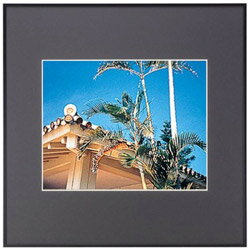 フレームが真四角だから、タテ・ヨコに自在に飾れる高級額。前面板には割れにくい透明アクリルを使用し、高い安全性を実現!■アルミ製■厚手Vカット台紙(2.0mm)■透明アクリル板使用■写真の交換が簡単なワンタッチレバー■吊りヒモ付【製品仕様】■...