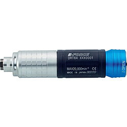■軸径φ6.35までの先端工具が使用できるアタッチメントです。■遠心力を利用して切粉を排除するトリプルガード構造で優れた防じん機能を実現します。■先端に装着したコレットチャックを交換することで、軸径φ2.34～φ6.35までの軸付先端工具が...