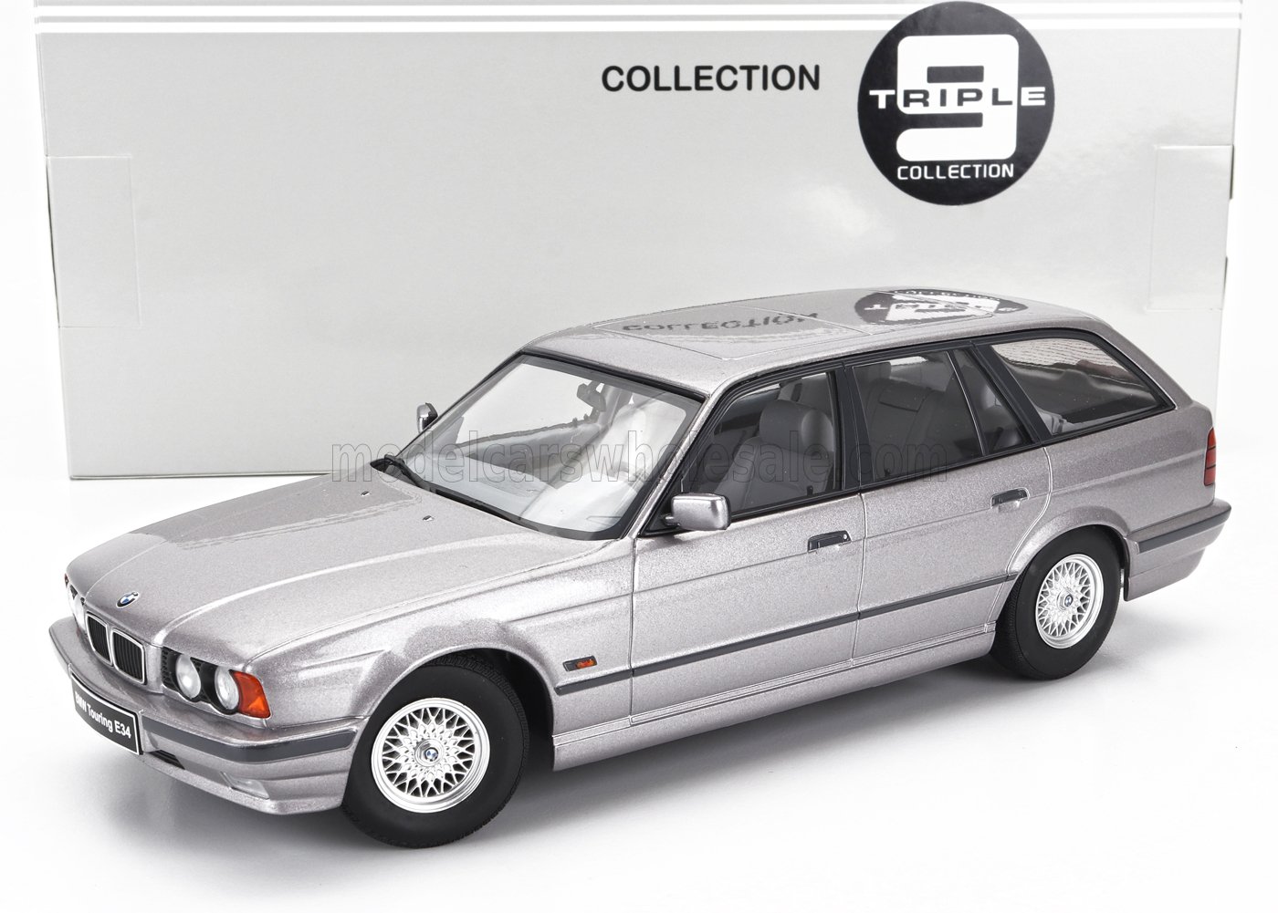 ●スケール：1：18　ダイキャストモデル　開閉ギミックなし ●メーカー：Triple 9