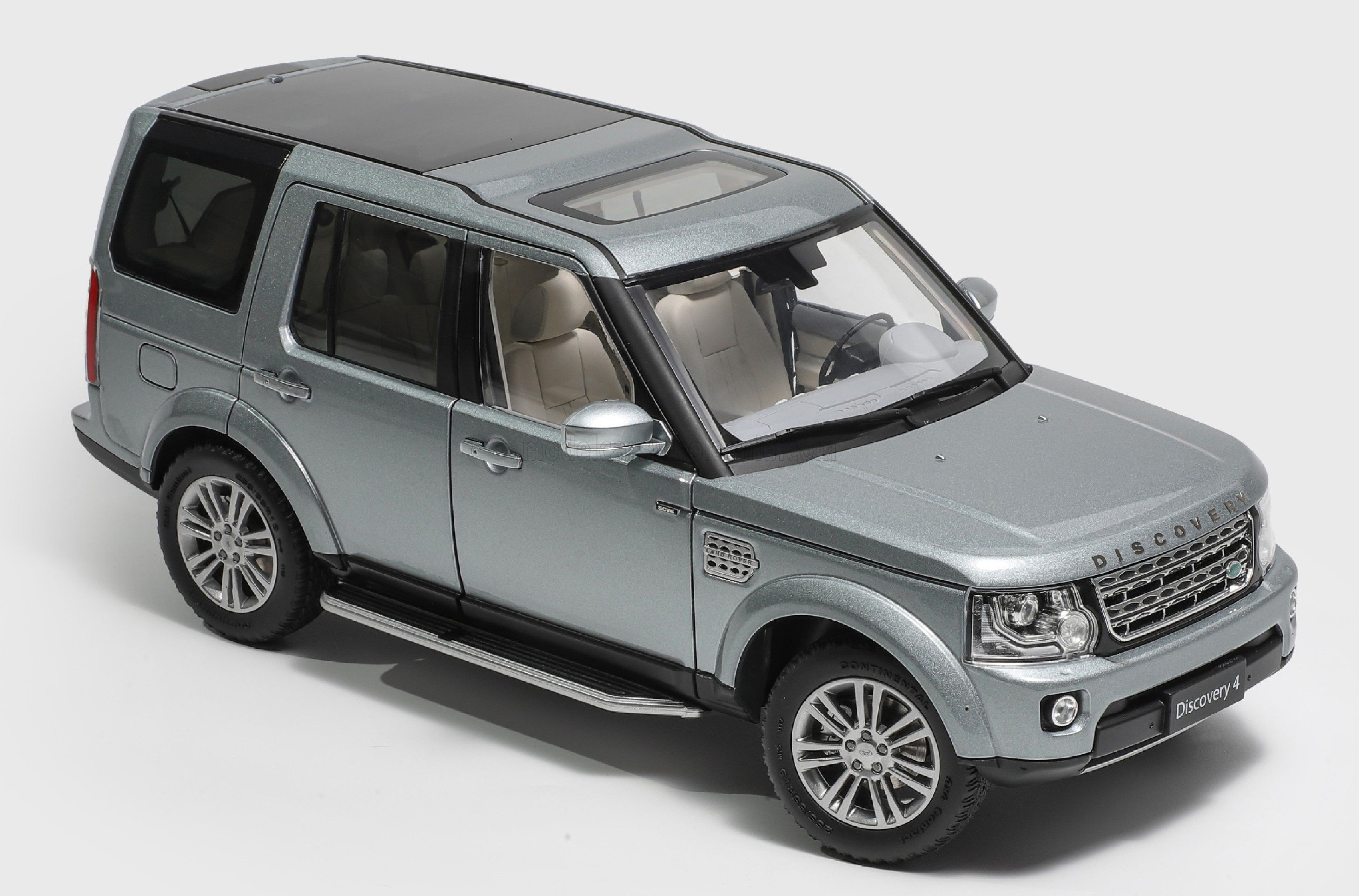 ●スケール：1：18　ダイキャストモデル　 ●メーカー：Sun Star