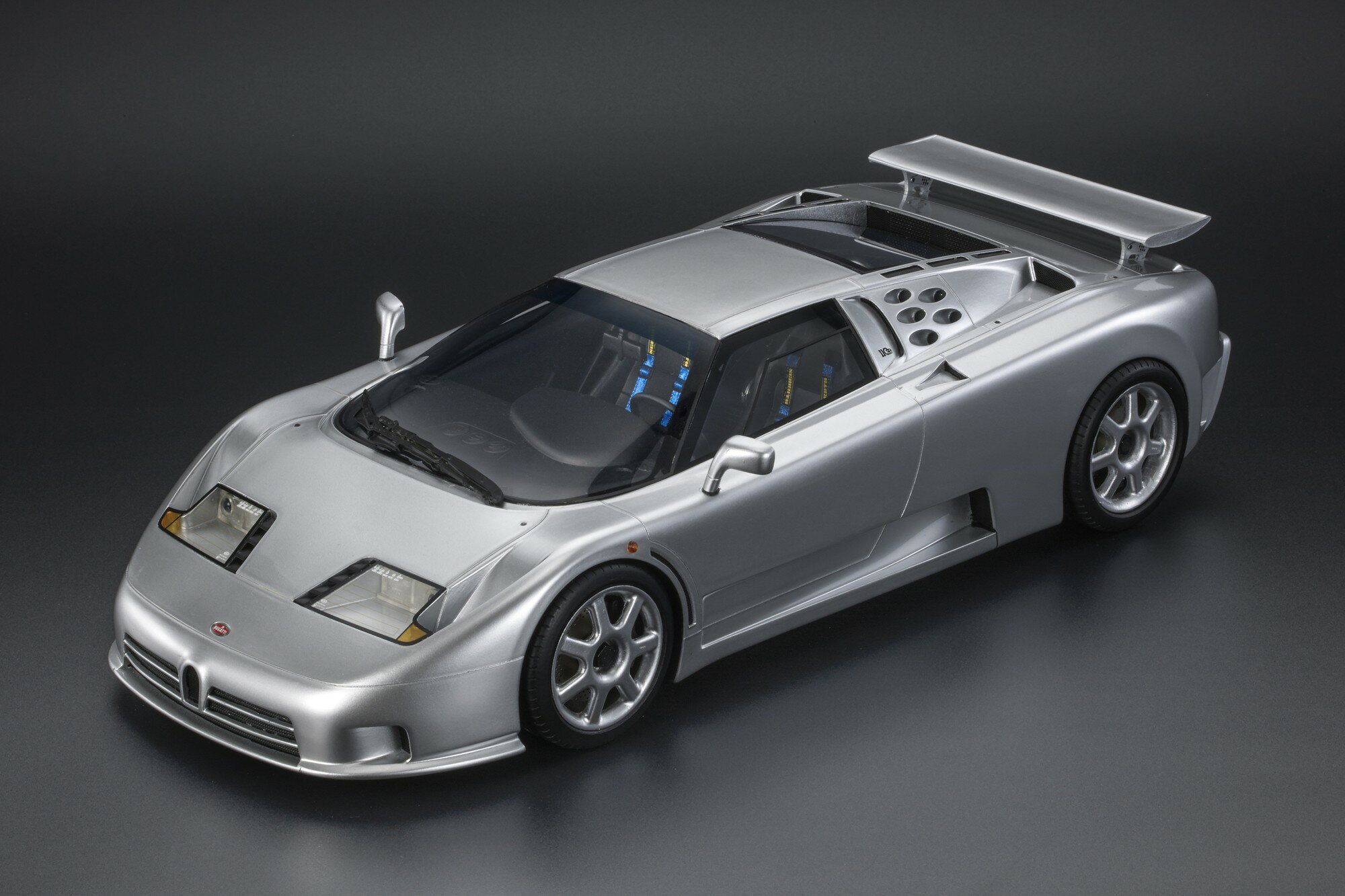 ●スケール：1:12　レジン・プロポーションモデル 開閉ギミックなし。アクリルケース付き。 ●メーカー：トップマルケス ●EB110は3500cc V型12気筒エンジンに4基の石川島播磨重工業（現・IHIターボ）製ターボチャージャーを装備し...