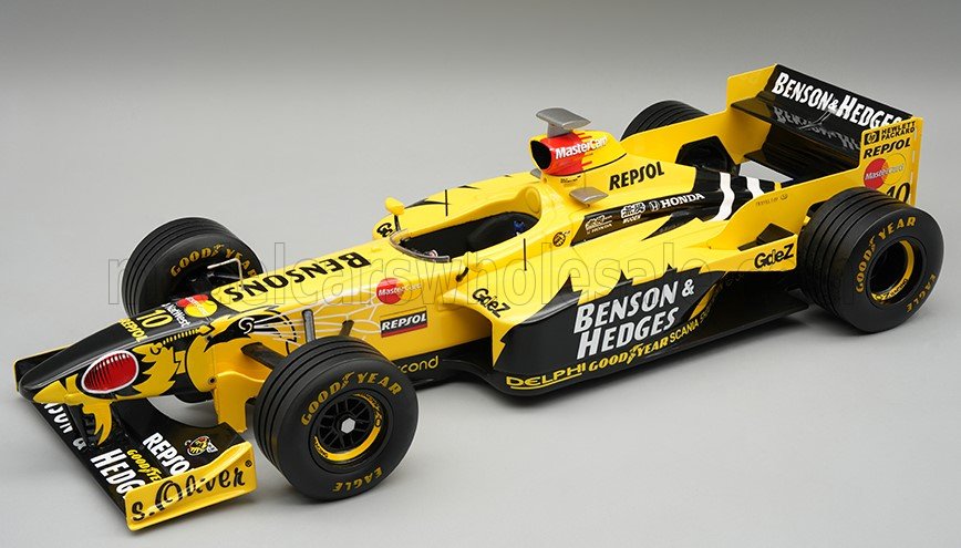 ●スケール：1：18　レジン・プロポーションモデル　開閉ギミックなし。アクリルケース付き。 ●メーカー：Tecnomodel ●イタリアの「テクノモデル」1/18新作として、「ジョーダンホンダ 198」のバリエーションが登場します。アイルラ...