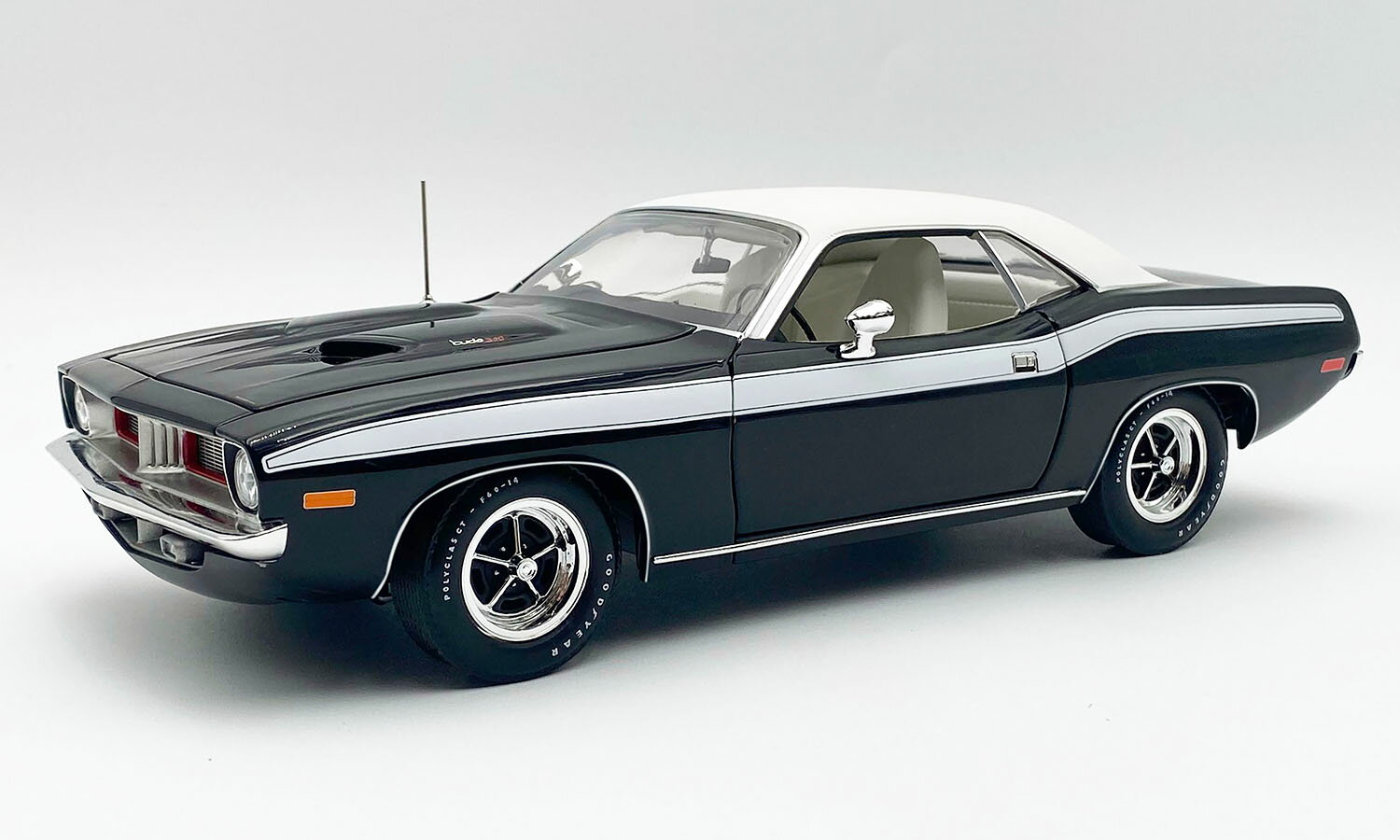 ●スケール：1：18　ダイキャストモデル ●メーカー：ACME ●70年代のアメリカマッスルモデルを代表するのが、71年モデルプリムス　クーダ。　エンジン形状からネーミングされたHemi Engineは、当時のモータースポーツも席巻した。 ...