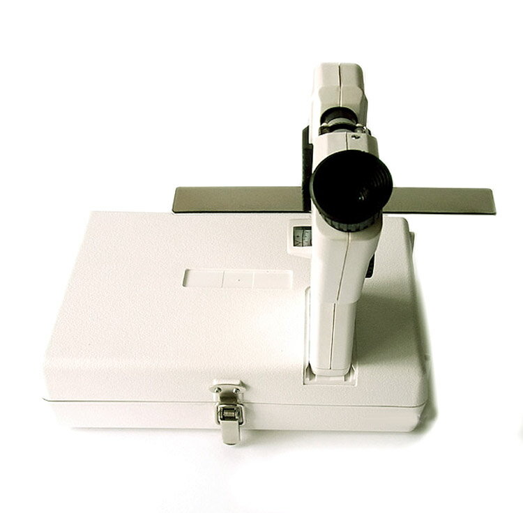 携帯型で使いやすいレンズメーターです。 仕様： 球面度数：0-±15D, 0.125D step 軸角度：0-180°,1°steps 最大レンズ径：80mm 電源：単三電池 x 2 ・注意事項：お客様のモニター環境によって、実際の商品と色...