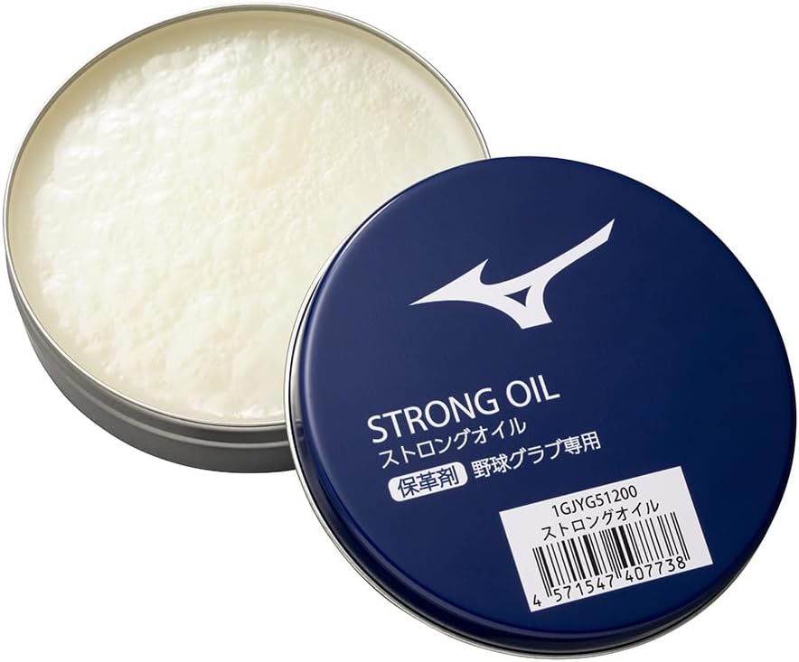 クラブ・ミットに柔軟性と 耐久性を与えるオーソドックスな 固形保革油（ストロングオイル） ■素材：動物性油脂、 植物性油脂、硬化脂肪酸類 ■内容量：固形55ml ■原産国：日本製