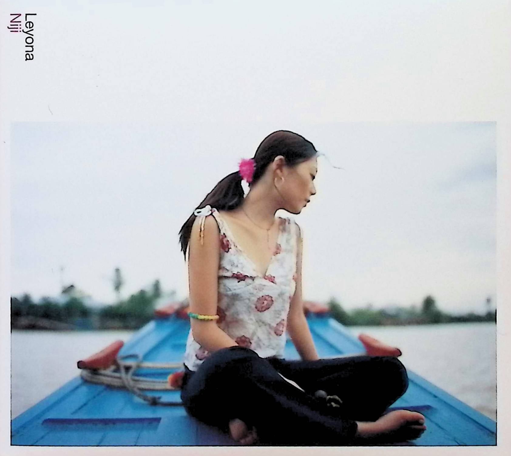 「 Niji (デジパック)」 Leyona 1 beautiful day 2 travellin'man 3 Sea shore(Long ver.) 4 Tone 5 ナツメロ(school ver.) 6 NITE CLUB 7 F...