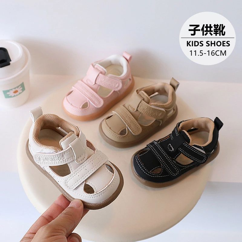 商品詳細 このキッズスポーツサンダルは、アクティブな子供たちにぴったりの一足です！ マジックテープで簡単に着脱できるので、忙しい朝でもスムーズに準備完了。 前詰まりデザインでつま先をしっかりガードし、安心して遊べます。 ウォーターシューズと...