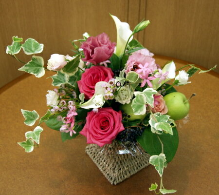 　 ■商品サイズ■ 高さ　30 cm 幅　25 cm 奥行き　25 cm ■使用花材■ フルーツ・カラー・バラ・アイビー　他 ■メッセージカード■　 オリジナルカードを無料でお付けします。 記入欄があります。 ■ラッピング■ 無料で致します...