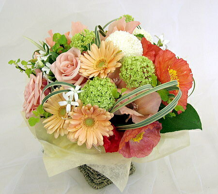 　 ■商品サイズ■ 高さ　35 cm 幅　25 cm 奥行き　25 cm ■使用花材■ ガーベラ・バラ・ビバーナム　他 ■メッセージカード■　 オリジナルカードを無料でお付けします。 記入欄があります。 ■ラッピング■ 無料で致します。 画...