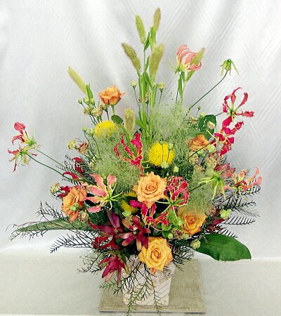 　 ■商品サイズ■ 高さ　100 cm 幅　60 cm 奥行き　50 cm ■使用花材■ グロリオサ・バラ・トルコキキョウ　他 ■メッセージカード■　 オリジナルカードを無料でお付けします。 記入欄があります。 ■ラッピング■ 無料で致しま...