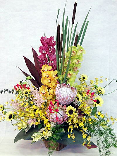 　 ■商品サイズ■ 高さ　90 cm 幅　70 cm 奥行き　45 cm ■使用花材■ シンピジウム・グロリオサ・オンシジウム　他 ■メッセージカード■　 オリジナルカードを無料でお付けします。 記入欄があります。 ■ラッピング■ 無料で致...