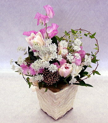 　 ■商品サイズ■ 高さ　25 cm 幅　25 cm 奥行き　20 cm ■使用花材■ チューリップ・レースフラワー・スイートピー等 ■メッセージカード■　 オリジナルカードを無料でお付けします。 記入欄があります。 ■ラッピング■ 無料で...