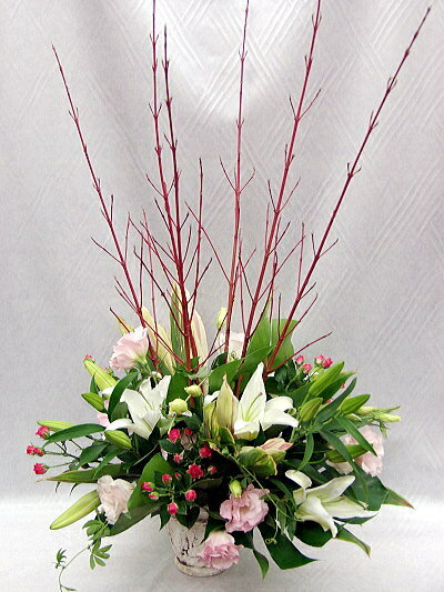 　 ■商品サイズ■ 高さ　80 cm 幅　50 cm 奥行き　50 cm ■使用花材■ ユリ・トルコキキョウ・スプレーバラ・珊瑚水木等 ■メッセージカード■　 オリジナルカードを無料でお付けします。 記入欄があります。 ■ラッピング■ 無料...