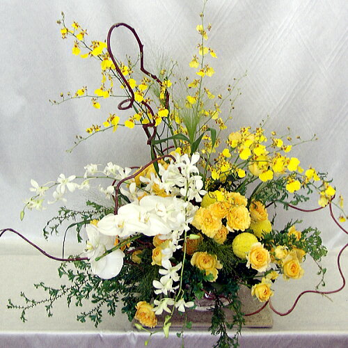 　 ■商品サイズ■ 高さ　80 cm 幅　80 cm 奥行き　80 cm ■使用花材■ 胡蝶蘭・オンシジュウム・デンファレ・バラ等 ■メッセージカード■　 オリジナルカードを無料でお付けします。 記入欄があります。 ■ラッピング■ 無料で致...