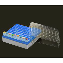 クライオストレージボックス Cryostore（TM） 青 4個入 (1パック(4個入り))。耐久性に優れたポリカーボネート製低温貯蔵ボックスです。カバーは透明のため、ボックスの中を確認することが可能です。番号が振られた方眼が印刷されている...