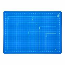 文具 ＞ 事務用品 ＞ 断裁用品・はさみ・カッター。折りたたむことができるカッティングマット使用時に見開きA4サイズ、収納時に二つ折りA5サイズになるカッティングマットです。便利な5ミリ間隔方眼罫入り。コピー印刷インクが転写しにくい素材を使...