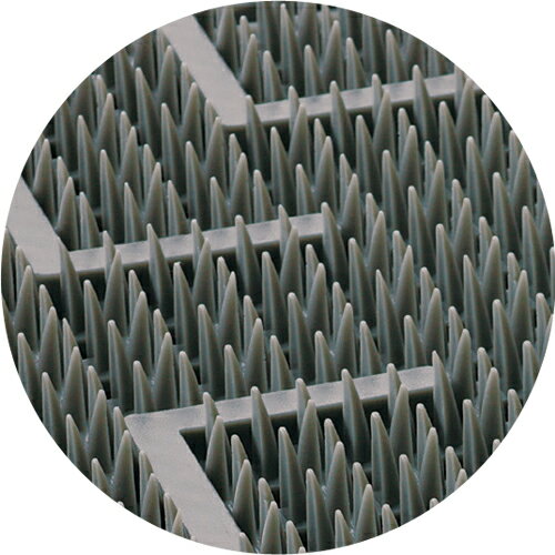 マットに穴が空いているスルー形状で、メンテナンスも簡単。MR-050-056-5。オフィスファニチャー ＞ 受付・応接・インテリア ＞ マット ＞ 玄関マット。●屋外にオススメ。