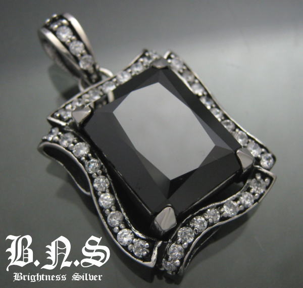 ペンダントトップに通すための ネックレス(チェーン)こちらからご覧になれます。 長さ、太さ、形状、材質などが異なる色々な種類の チェーンを取り揃えております。 中央に大きなシンセチックサファイア(黒色)をセットした、シルバー925製ストーン...