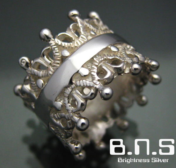 ペンダントトップに通すための ネックレス(チェーン)こちらからご覧になれます。 長さ、太さ、形状、材質などが異なる色々な種類の チェーンを取り揃えております。 クラウン(王冠)をモチーフにデザインされた、シルバー925製リングペンダントです...