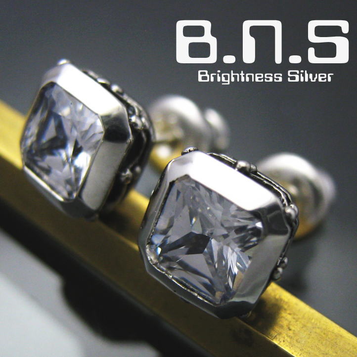 中央にジルコニアをセットした、シルバー925製ピアスです。 ピアスの台の部分には、王冠の装飾が施されています。 この商品は当社の自社工場にて、鋳造から仕上げまでのすべての工程を、 熟練の職人が一つ一つ手作業で製造した、ハイクオリティーハンド...