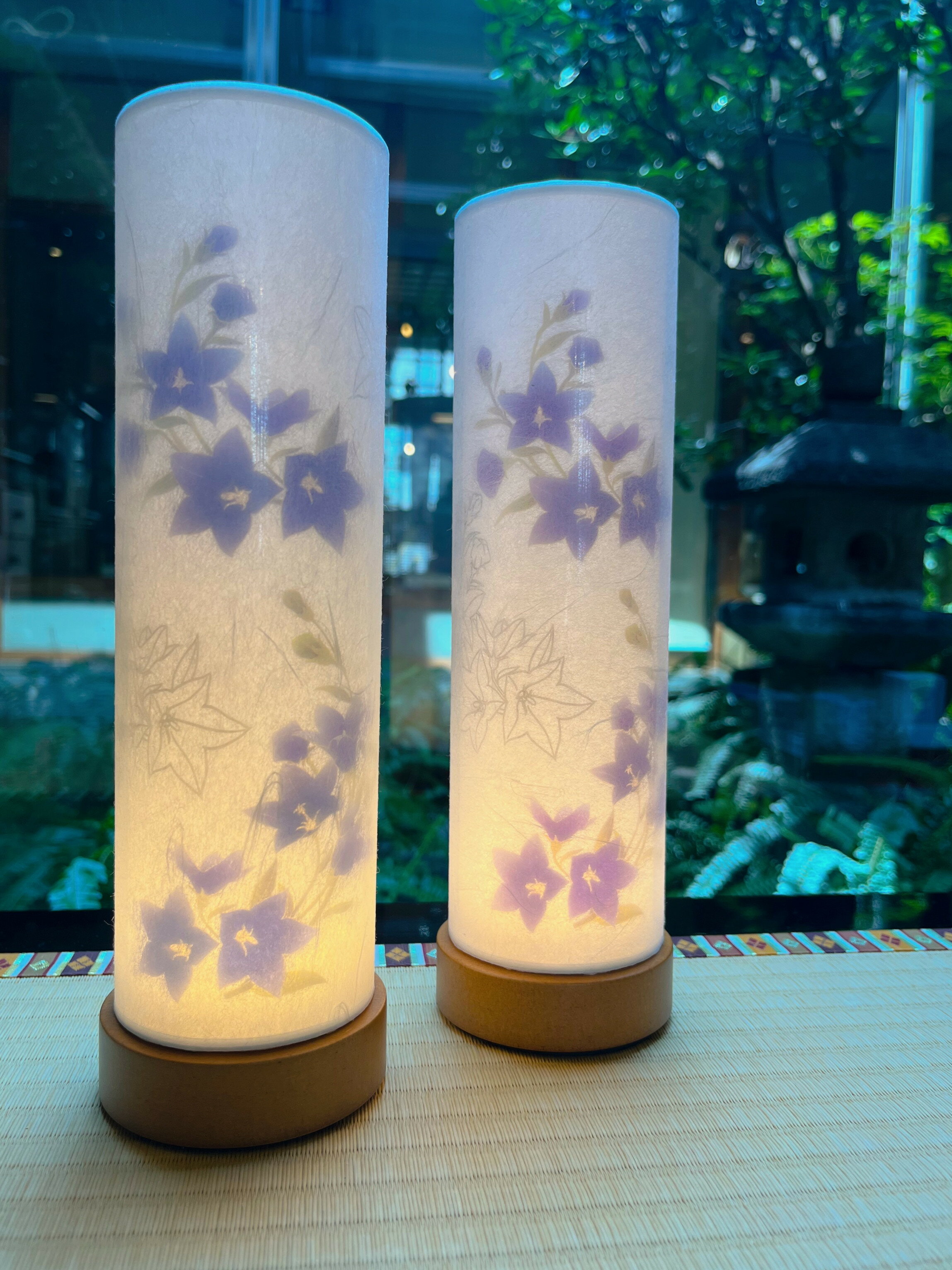 岐阜提灯　和照灯　桔梗 【和照灯　桔梗　詳細】 ● サイズ ：径　8cm&nbsp; ：高さ26cm ● 材　質 ：火袋(ペット樹脂、和紙　二重張) ：下台(松、MDF、ウレタン塗装) ● 組　立 ：不要 ● 回転灯 ：なし ● 電　装 ：...