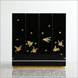 蒔絵仏壇 ウィッシュ花鳥 【蒔絵仏壇 ウィッシュについて】 リビング仏壇シリーズでも人気のあるウィッシュのスマートなデザインを元に、繊細な蒔絵を描きました。 蒔絵とは、漆で模様を塗り、乾かないうちに金粉を蒔く技法。手書きならではの図柄で、黒...