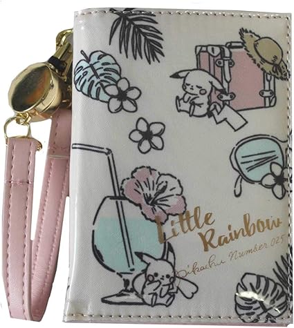 商品名 【ポケモン雑貨コレクション】 ピカチュウ 2つ折りパスケース (Pink Little Rainbow) 素材 ポリ塩化ビニル、ポリエステル、合成皮革 （内側）ポリエステル100％ 商品特徴 「Pikachu number025」シ...