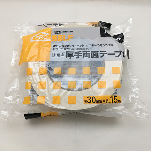 仕様品番：J0170規格：0.4mm×30mm×15m用途：広告・ポスターなどの貼り付けにベニヤ板などの仮接着に基材：布粘着剤：ゴム系はくり紙：紙● 平らな面から、ザラザラ面まで柔軟性のある厚手多用途タイプの両面テープ検索ワード：建材 仮止...