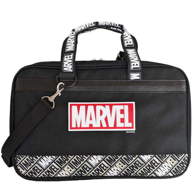 【書道セット マーベル MARVEL 商品説明】 ◆黒地に赤のロゴがかっこいい！ ・アメコミのヒーローもので有名な、かっこいいMARVELのロゴが、持ち手とバッグタグにも入った書道セットです。 ・小学生の男の子におすすめ！長く使っていただけ...