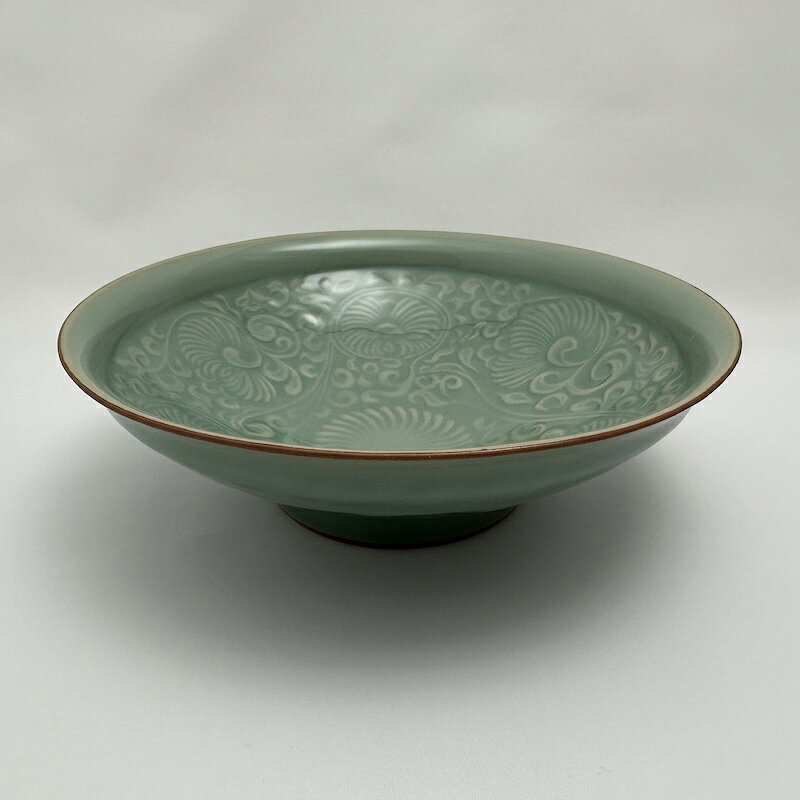 【加藤窯より直送】【木箱入】直径：約19.5cm高さ：約6cm深さ（内寸）：5cmほど青磁草花文鉢のやや大きめのものです。菓子器にも使える大きさです。麺類や果物用にもお使い頂ける、とても人気のある作品です。【お届けにつきまして】窯元に在庫が...