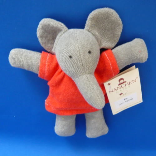 優しく柔らかい肌触りのナンヒェン人形は 自然素材生まれのオーガニックコットンを 主原料に、真心込めて作られています。 ご出産御祝に最適な商品です。 布のおもちゃ ●サイズ：23cm ●素材：オーガニックコットン ●手洗い可 ●ナンヒェン社製...