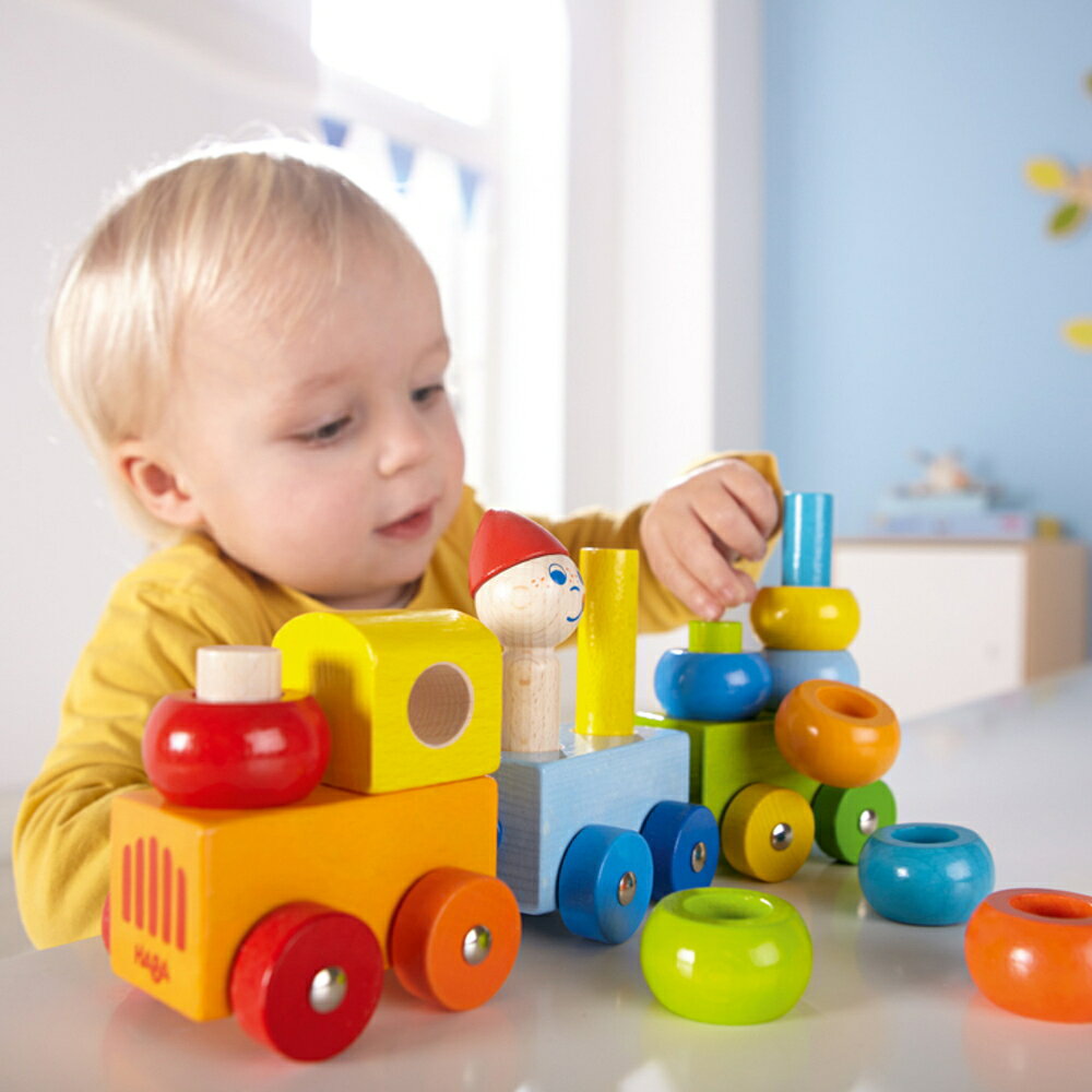 ハバ　ベビートレイン HA5126 カラフルな木の電車のおもちゃです。 手押しの車としてはもちろん、ペグさしとして遊ぶこともできます。 ペグ以外にもリングやお人形のパーツがあるので、様々なパターンを作ってみましょう。 パーツ単体でも様々なシ...