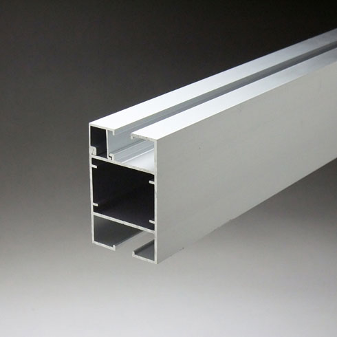 商品名 Kシリーズ　アルミ横枠柱（押え枠付）　K-2 寸法 39mmx60mm 溝幅 10mm 長さ 3700mm　（※多少の誤差がございます） 対応ポール Kシリーズポール 材質 アルミ押出型材 表面 B2アルマイト（シルバー） 納期 通...