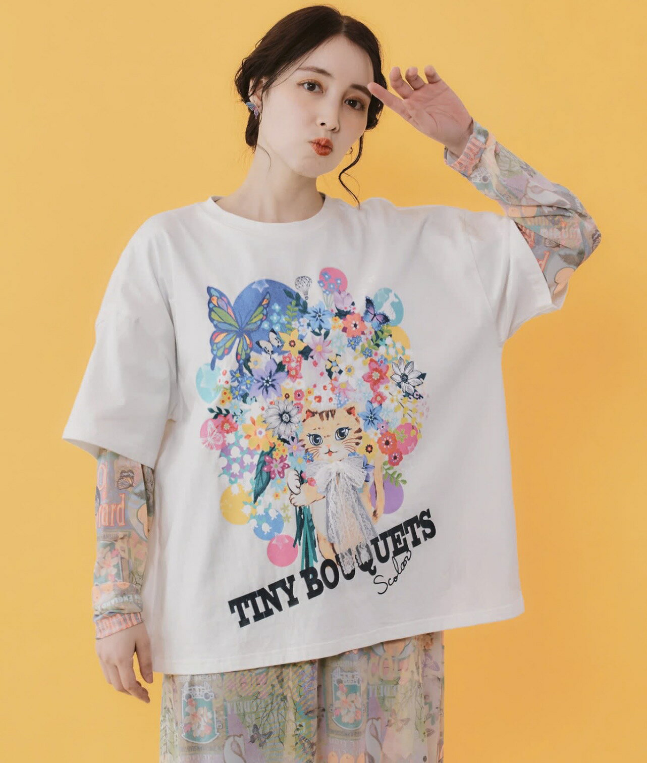 ＊商品詳細＊ 商品名 scolar スカラー　162675：レースリボン付き 花ネコ柄Tシャツ 定価￥ 5,390 ＋　ScoLar 商品　＋ 【カラフルに咲く、たくさんのお花とネコ柄Tシャツ】 ・人気のワンピースと同柄デザインのTシャツが...
