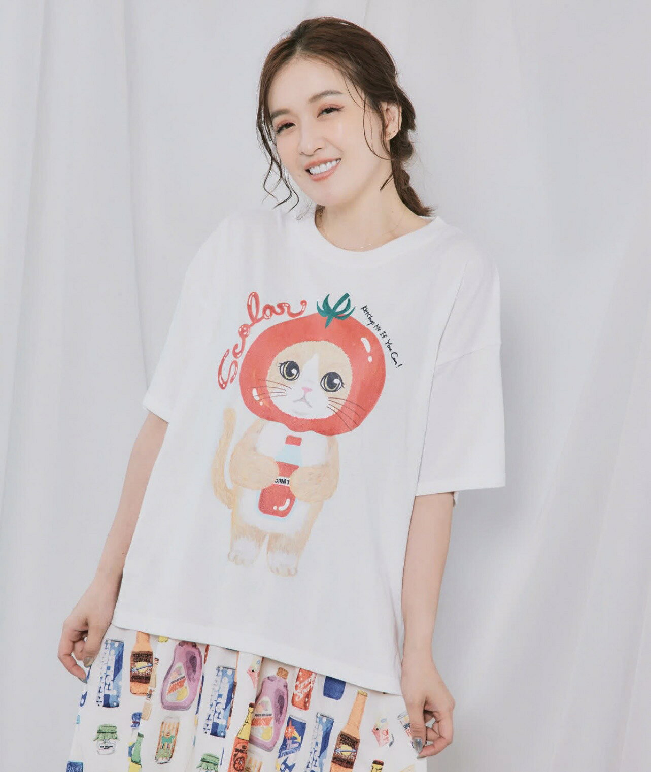 ＊商品詳細＊ 商品名 scolar スカラー　162632：トマトにゃんこ柄プリントTシャツ 定価￥ 5,390 ＋　ScoLar 商品　＋ 【つぶらな瞳にきゅん♡トマトをかぶったネコが主役の一枚】 ・うるうるとした瞳で見つめてくる、愛らし...
