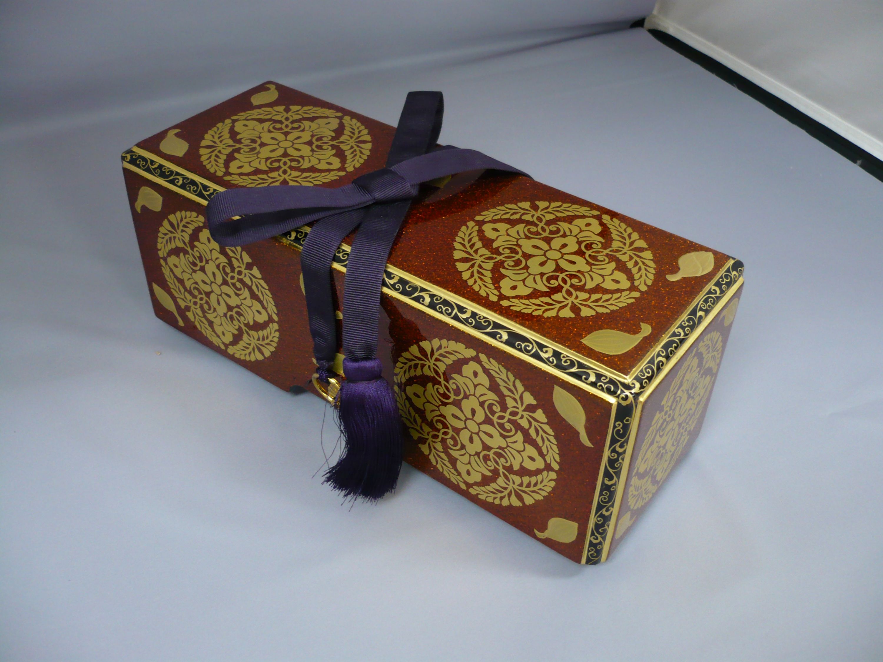 商品情報商品説明浄土真宗（東）御経箱 総梨地面唐草蒔絵人絹房付　八藤紋付材質・仕上げ木製　代用漆総梨地塗面蒔絵入り　面取り唐草蒔絵　内金箔仕上げ　一号本金箔押し八藤紋付その他※　受注生産品になります。　　通常納期3ヶ月になります。