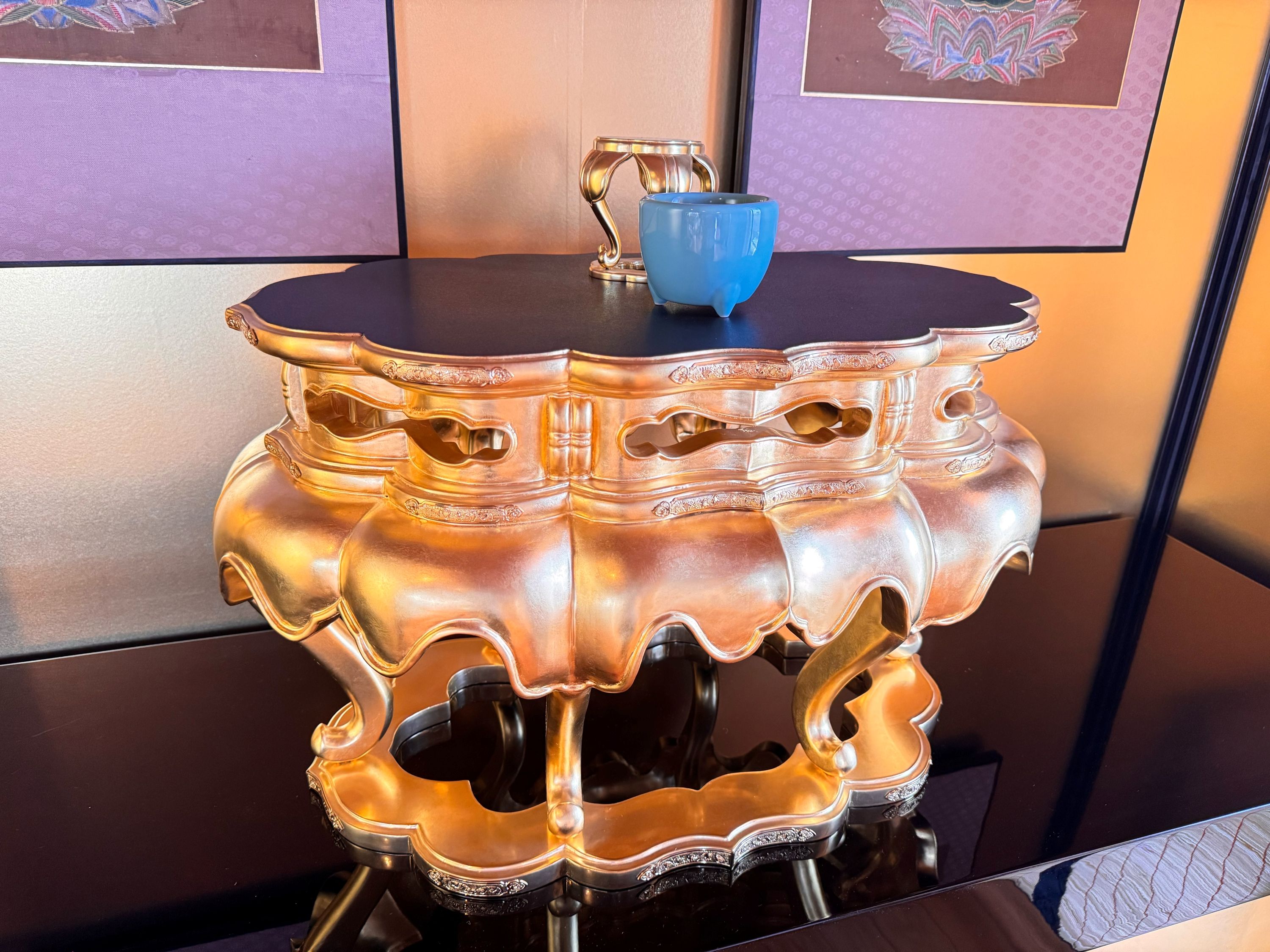 虎卓　香卓 木製　一号本金箔押し 手打ち金具打ち　六本足鰭付 受注生産品になります。通常納期3ヶ月になります。　虎卓　香卓 木製　一号本金箔押し 天板黒代用漆塗　手打ち金具打ち　六本足鰭付 土香炉や仏器台等の付属品は別売りです。 受注生産品...